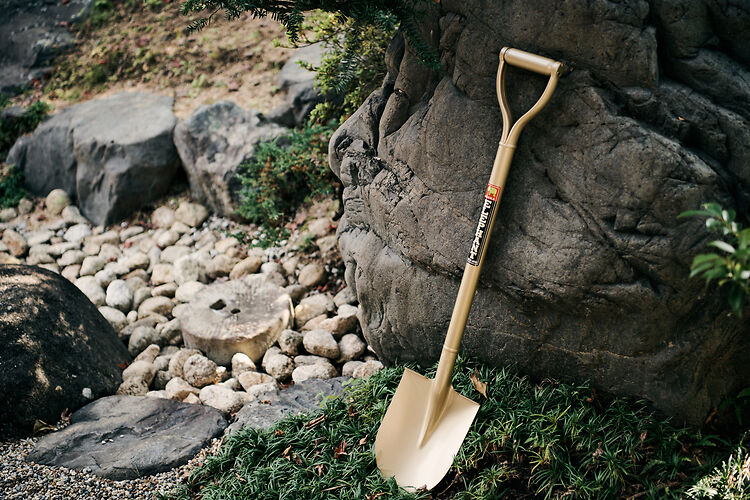 Golden Spade For Digging In The Garden - Niwaki