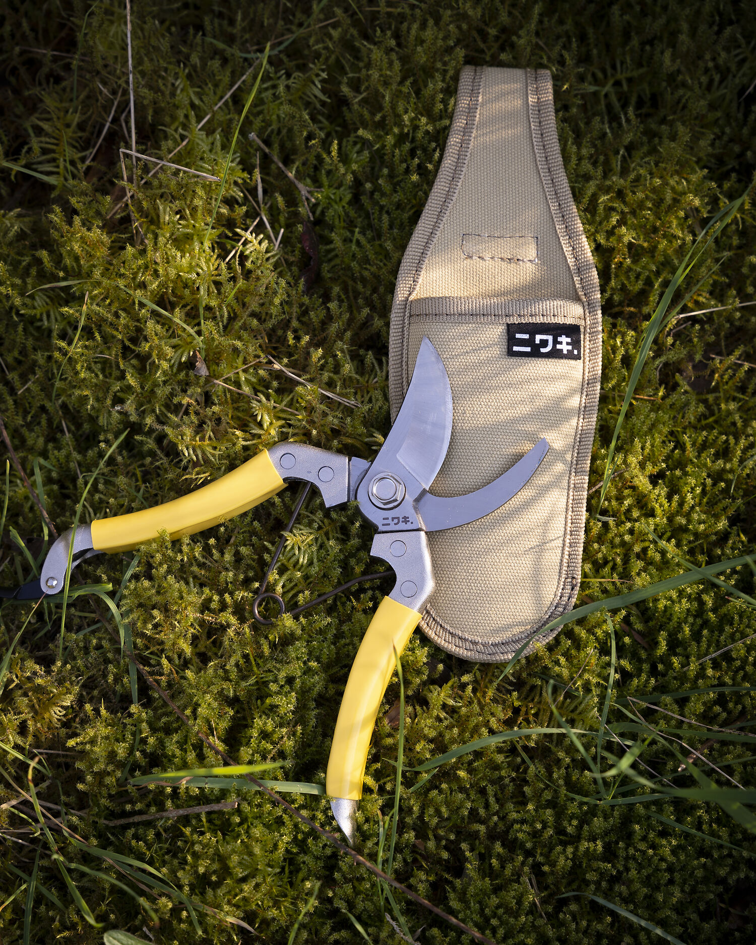 Niwaki Daikiba Secateurs with a canvas holster