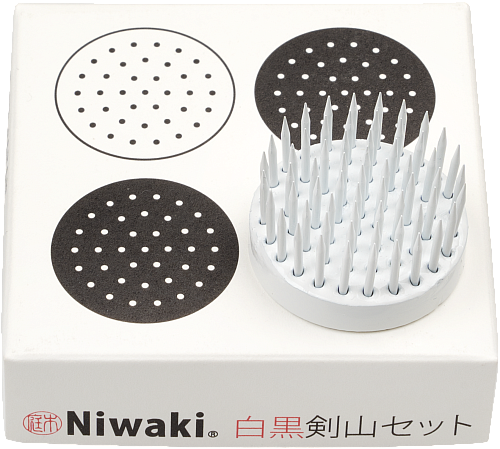Niwaki Black and White Kenzan set