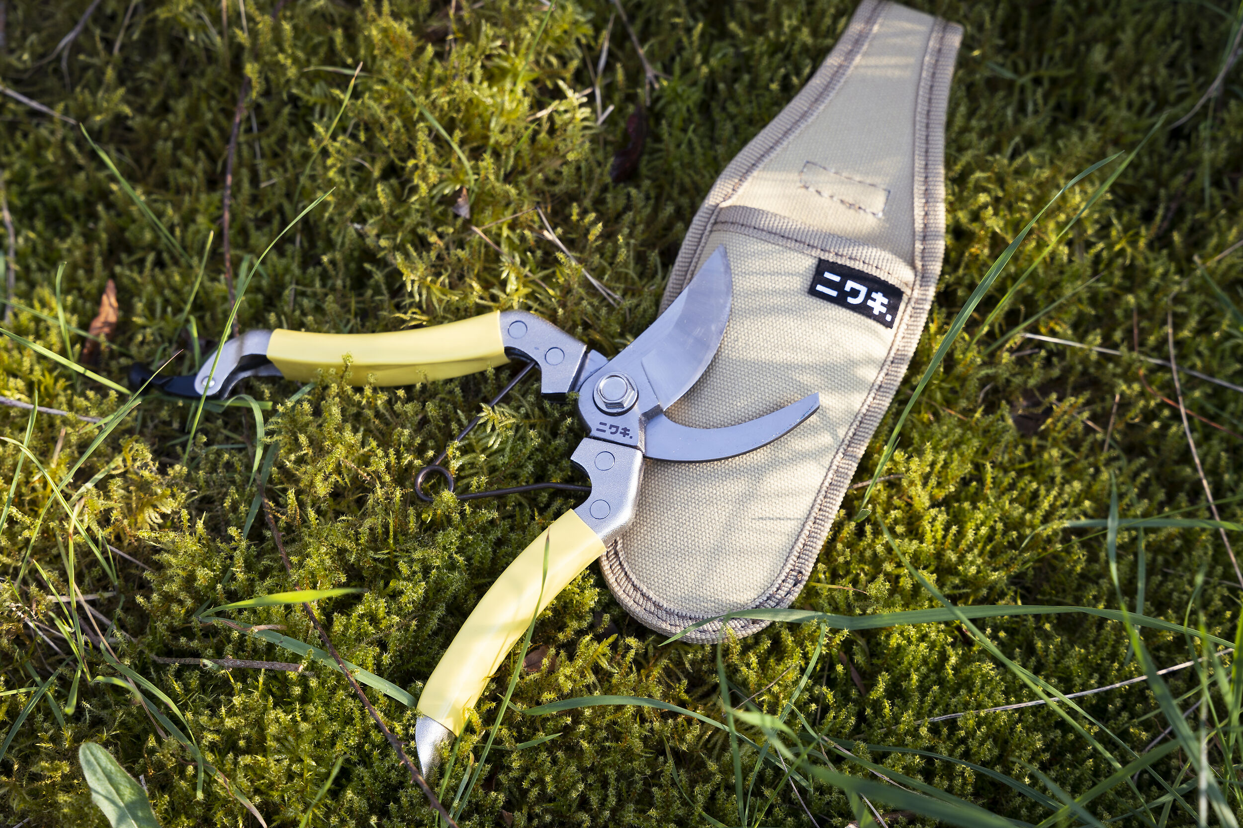 Niwaki Daikiba Secateurs with a canvas holster